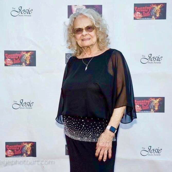 1524:Margie Singleton is an American country music singer and songwriter