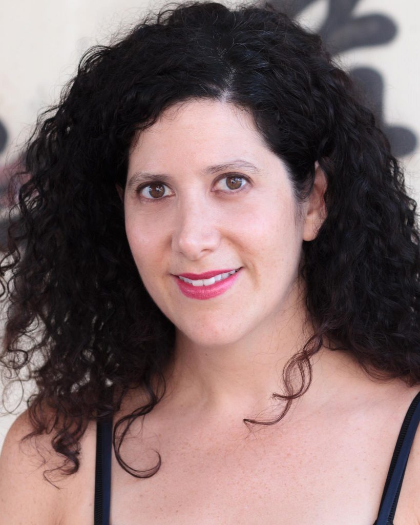 Amanda Marks is a quirky & endearing comedian, content creator, & mom